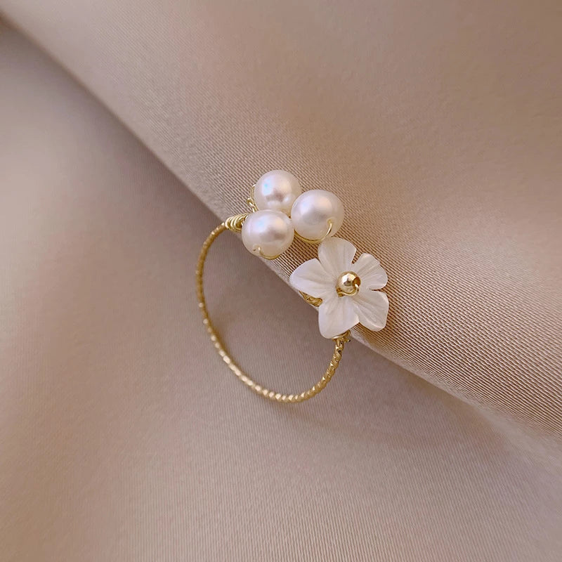 Ring mit Blume und Perlmuschel in Gold – Precious Treasures